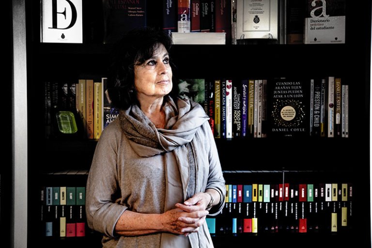 Laura Restrepo: “En Colombia, la literatura es un gesto para agarrarse ...