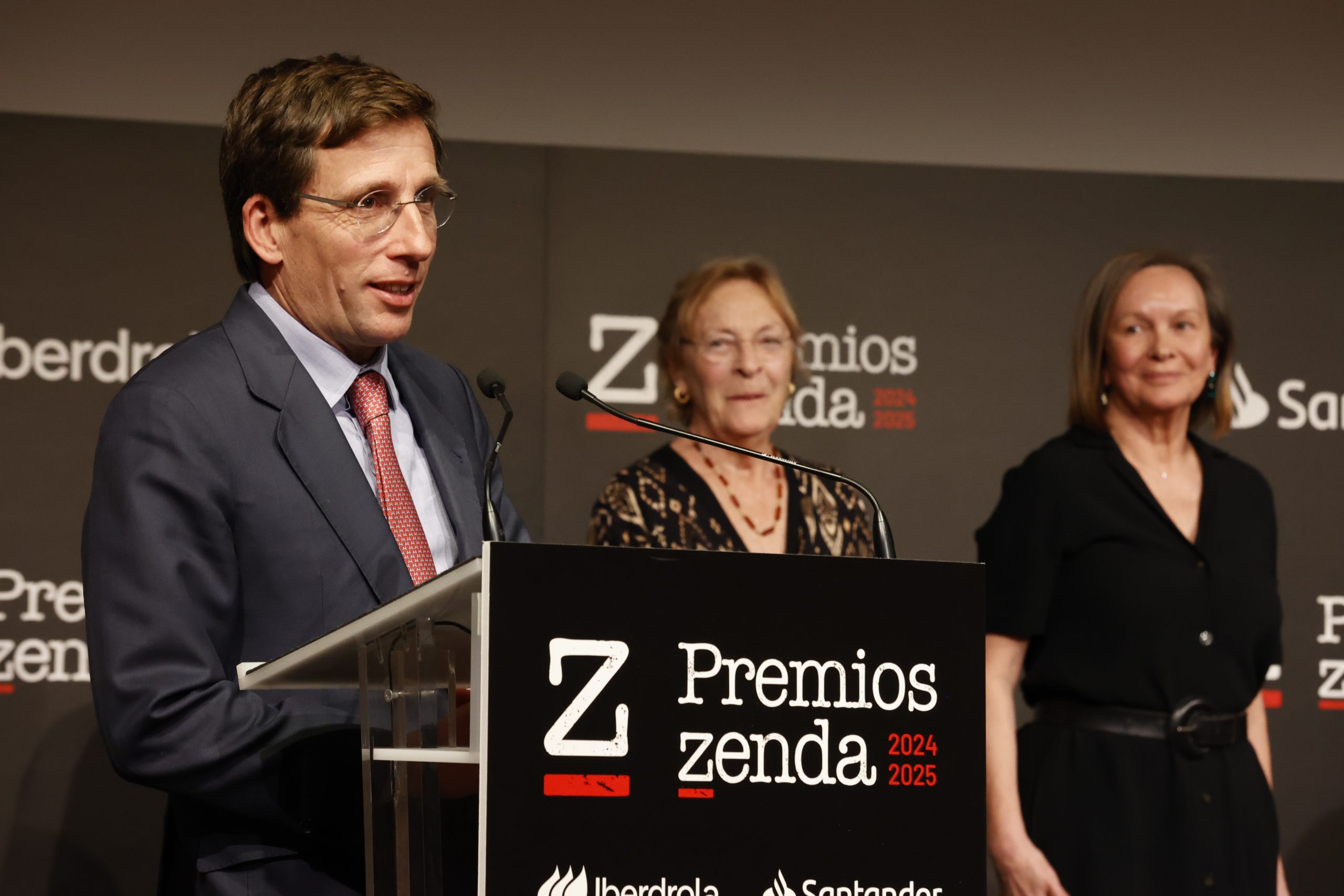 La Reina nos invita a "vivir en Zenda" - Zenda