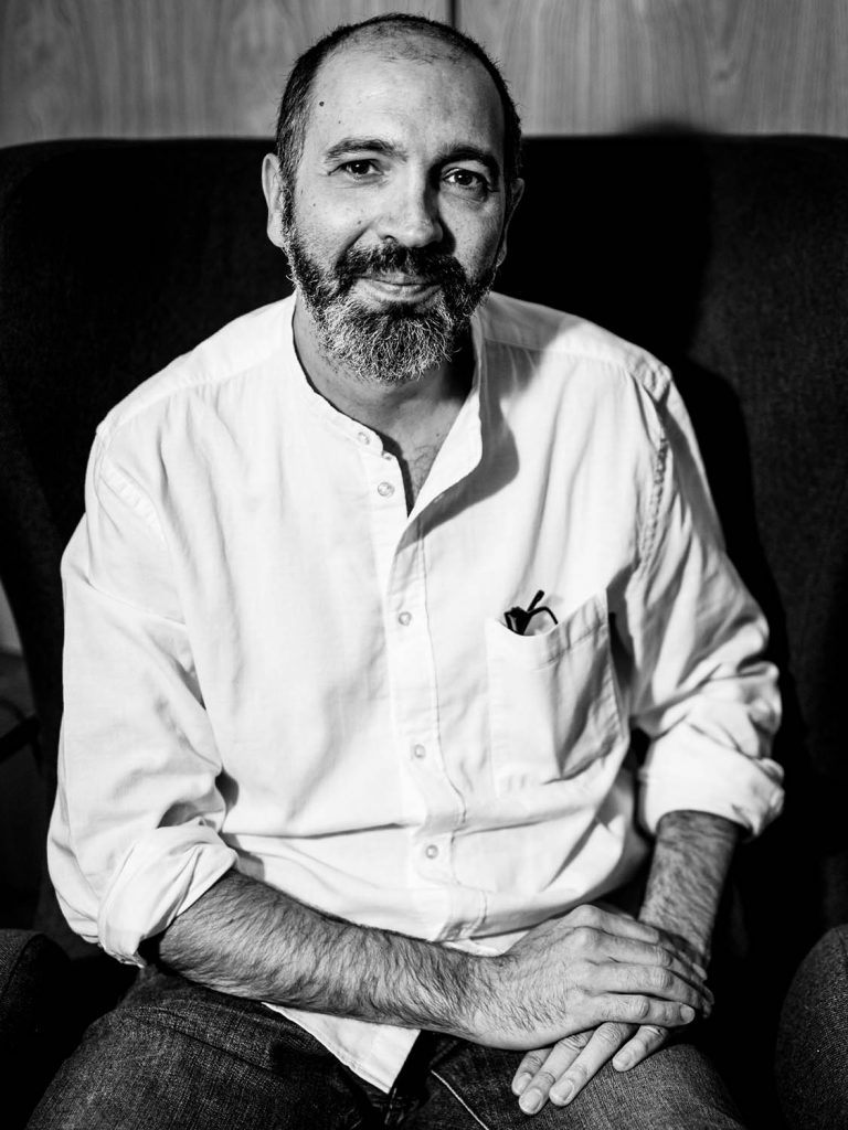 Óscar Montoya: «Escribir sirve para detener el tiempo» - Zenda