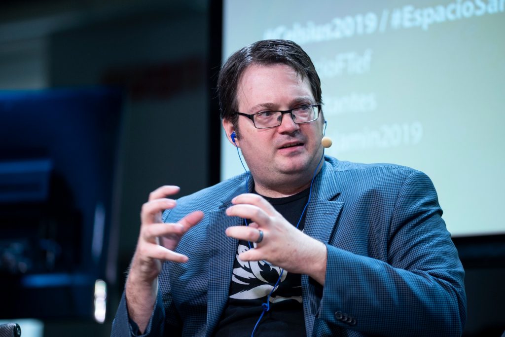 Brandon Sanderson, el maestro de la fantasía, nos enseña a construir ...